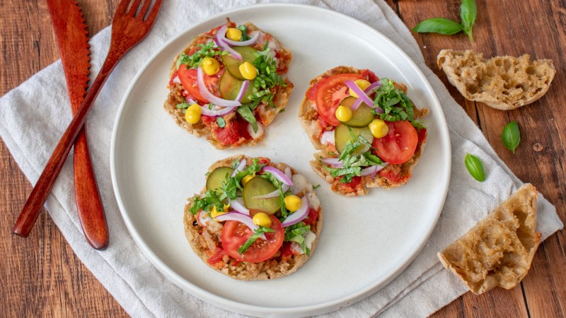 English Muffin Mini Pizzas With Turkey Cheeseburger-Inspired Toppings ...